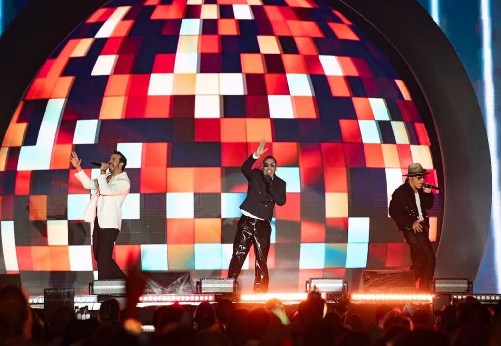 Bajo la lluvia, Ilegales brindó “una fiesta caliente” que inmortalizó ...